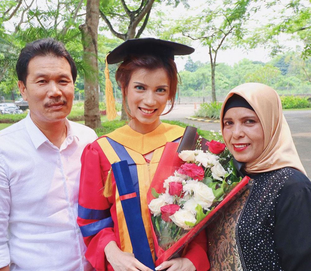 10 Potret Kedekatan Sabrina Chairunnisa dengan Ayah Kandung