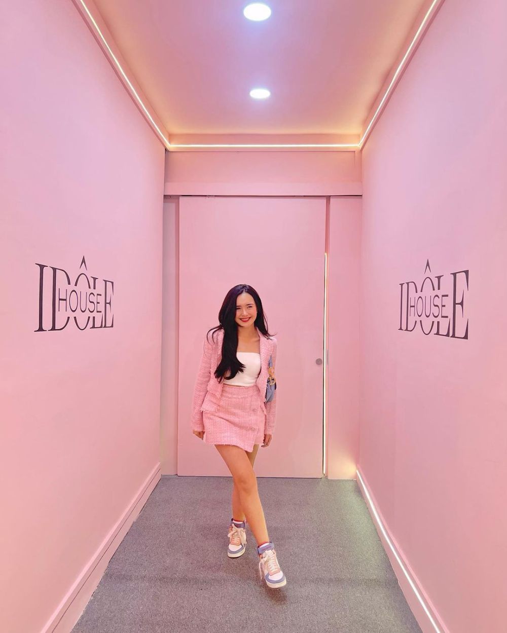 9 Inspirasi Pink Barbie Outfit Ala Artis Sukses Curi Atensi