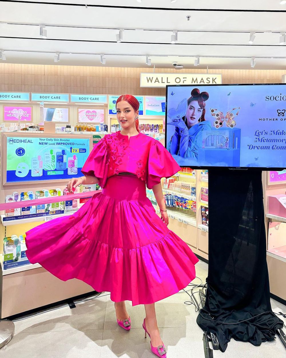 9 Inspirasi Pink Barbie Outfit Ala Artis Sukses Curi Atensi