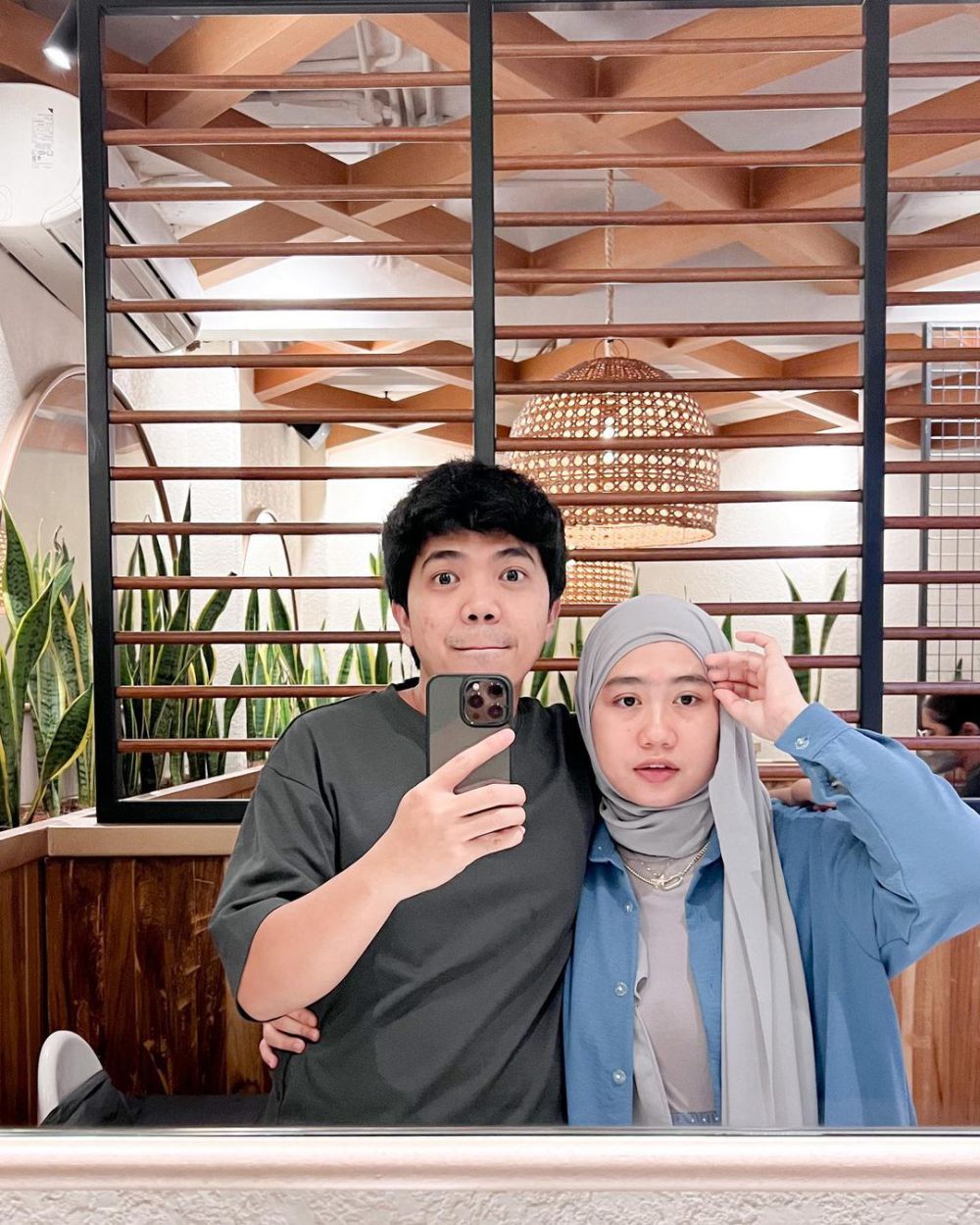 Keharmonisan Rumah Tangga Komika Arif Brata dan Istri