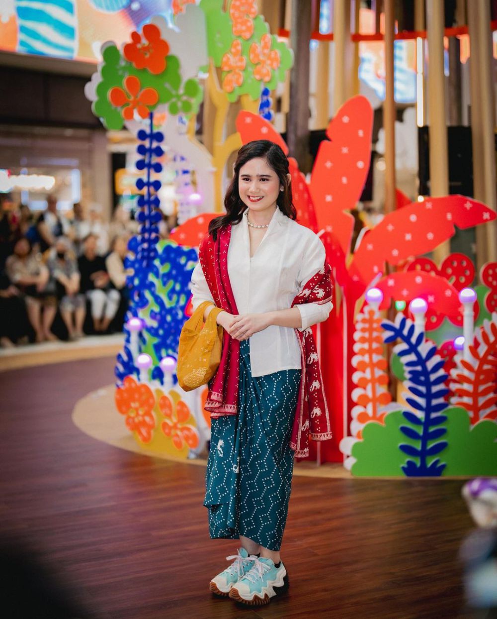 8 Inspirasi Kebaya Merah Putih untuk Wisuda hingga Pesta 8 Inspirasi Kebaya Merah Putih untuk Wisuda hingga Pesta