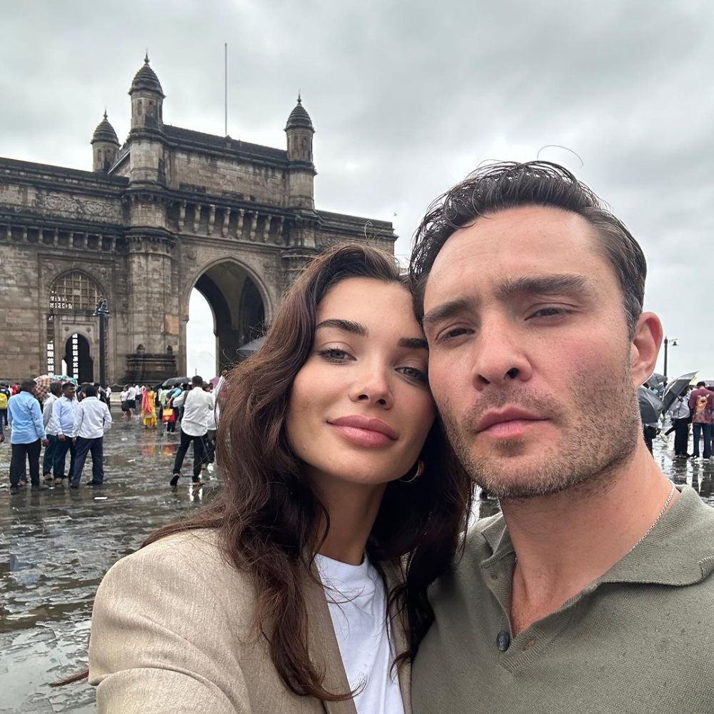 Artis India Amy Jackson dan Ed Westwick, Makin Mesra