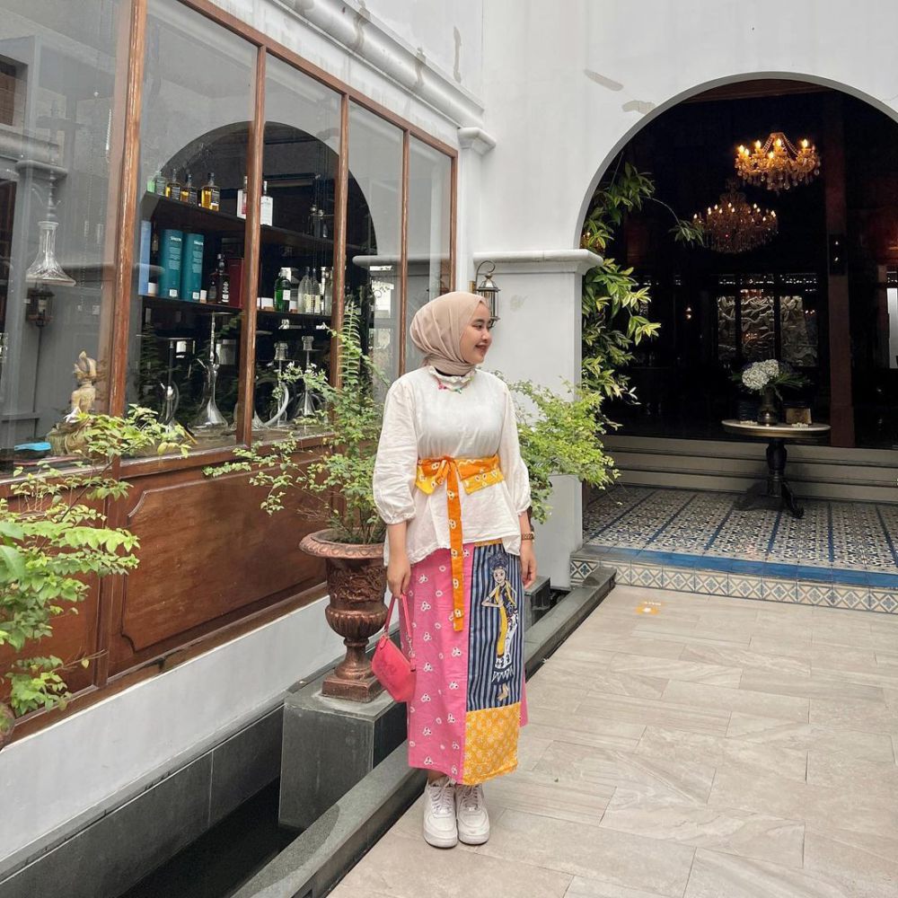 10 OOTD dengan Kain Batik Jumputan, Bisa buat Hangout!