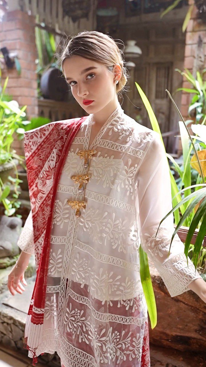 8 Inspirasi Kebaya Merah Putih untuk Wisuda hingga Pesta 8 Inspirasi Kebaya Merah Putih untuk Wisuda hingga Pesta