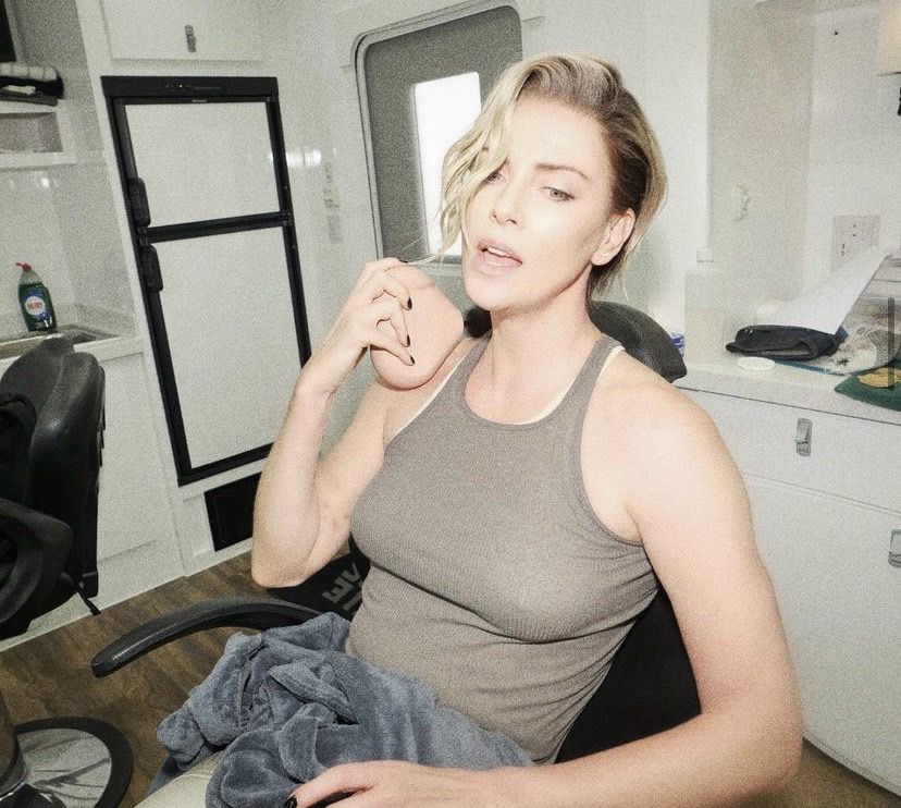 10 Potret Memesona Charlize Theron, Disebut Gagal Oplas