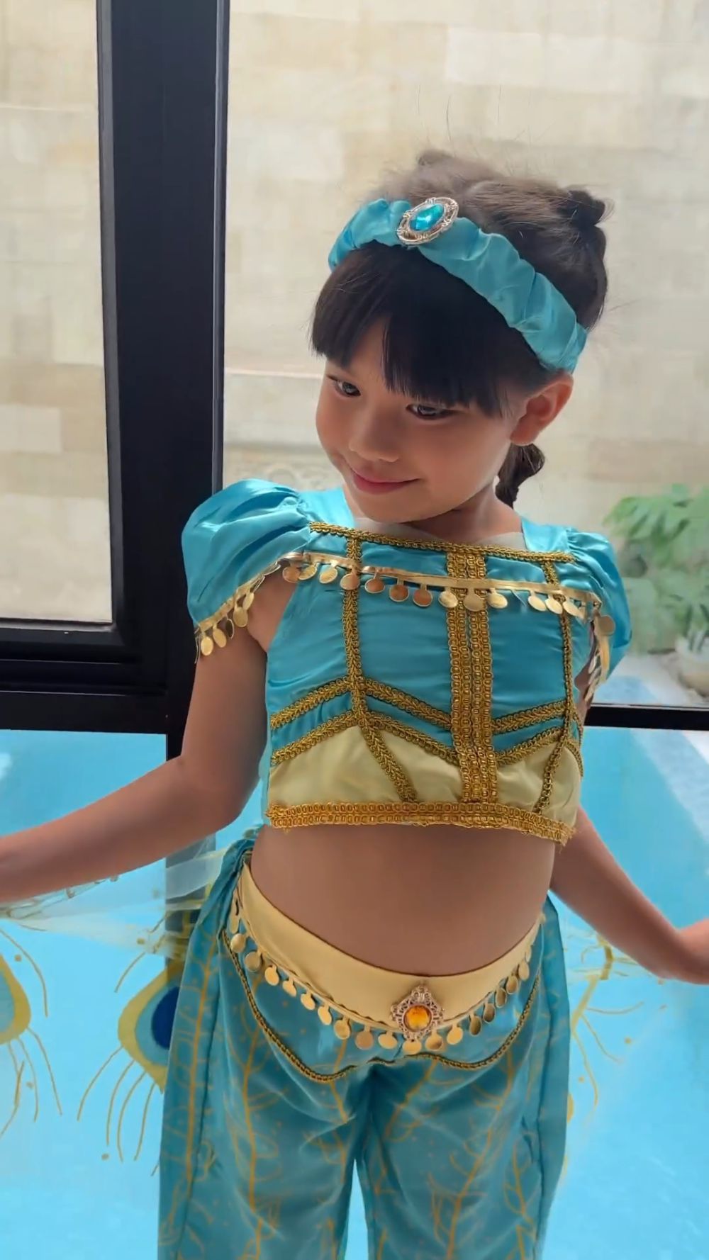 7 Foto Yaya, Anak Ririn Ekawati, Pakai Kostum Putri Jasmine 7 Foto Yaya, Anak Ririn Ekawati, Pakai Kostum Putri Jasmine