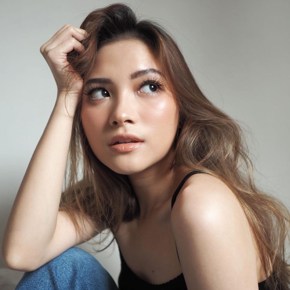 8 Gaya Makeup Dewy Look ala Stephanie Wose, Glowing Banget!