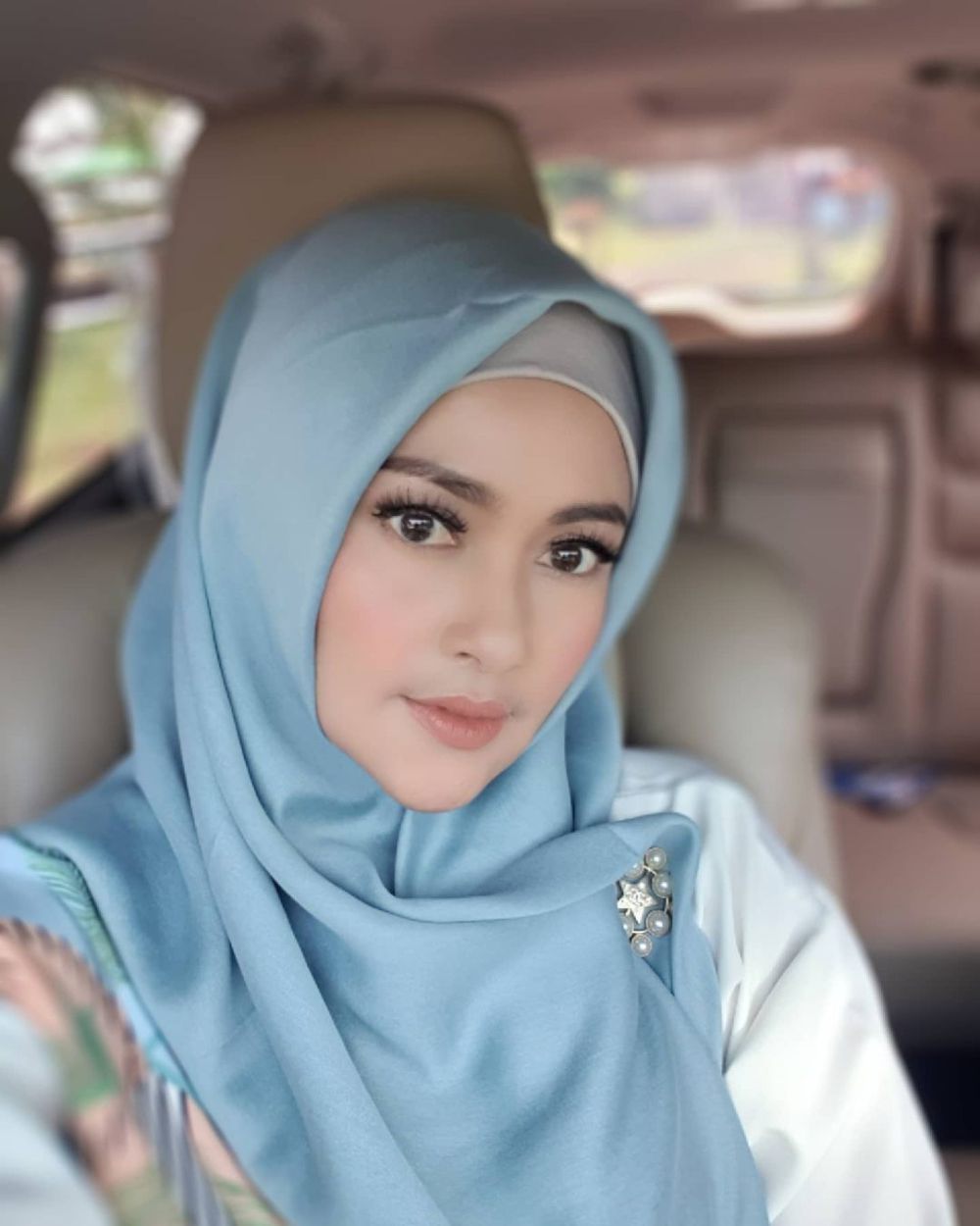 Inspirasi Gaya Makeup Ratu Dewi Imasy Cocok Buat Kondangan