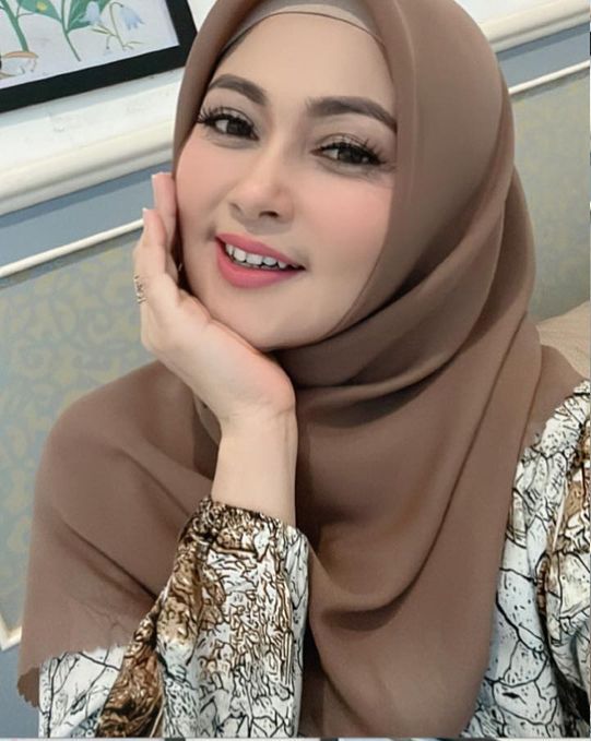 Inspirasi Gaya Makeup Ratu Dewi Imasy Cocok Buat Kondangan