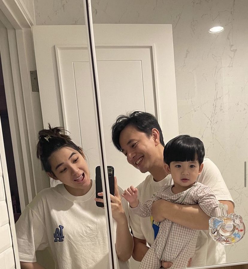 Istri Hamil Anak Kedua, 7 Potret Keluarga Billy Davidson