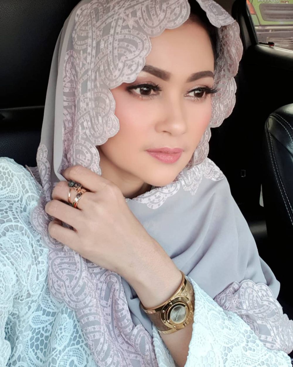 Inspirasi Gaya Makeup Ratu Dewi Imasy Cocok Buat Kondangan