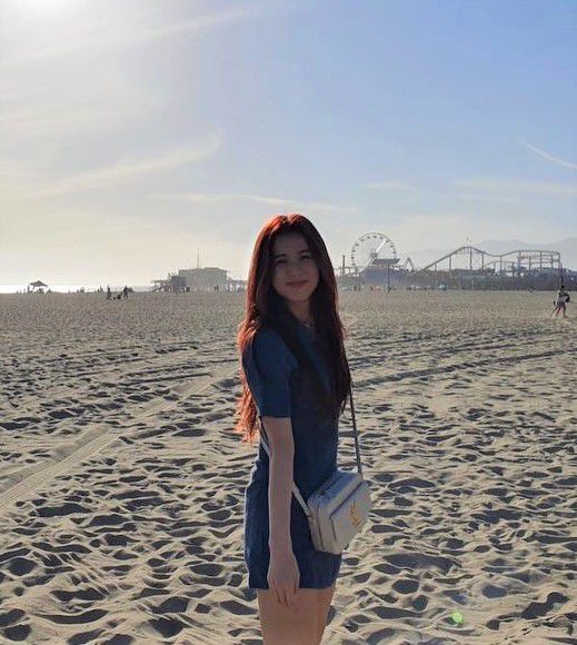 Style ke Pantai ala Member BLACKPINK