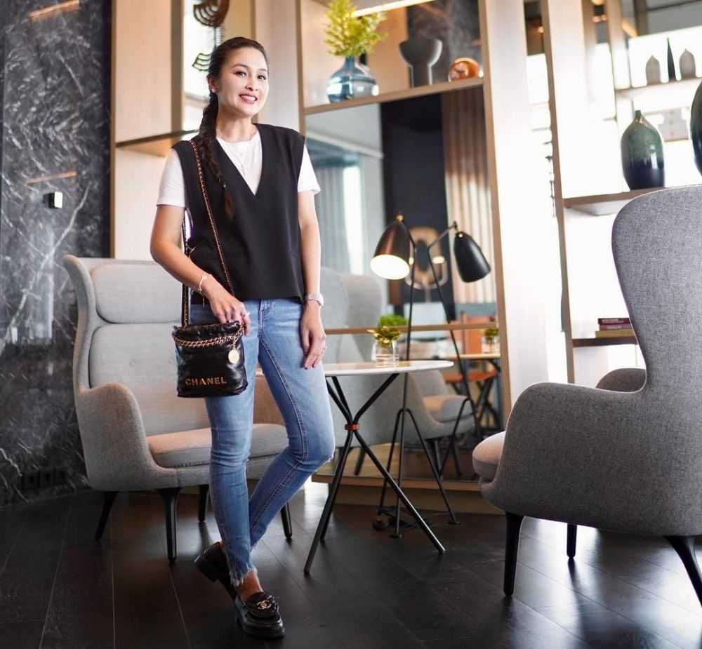 Inspirasi Outfit Pakai Vest ala Sandra Dewi, Gayanya Super