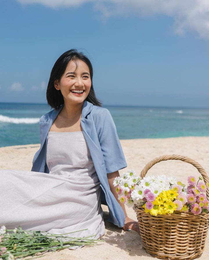 8 Inspirasi Outfit Nuansa Biru Jessica Ceren, Tampil Fresh