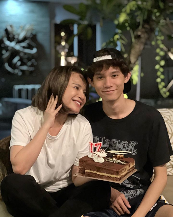 Potret Rossa Rayakan Ultah ke-17 Anaknya Bareng Mantan Suami Potret Rossa Rayakan Ultah ke-17 Anaknya Bareng Mantan Suami