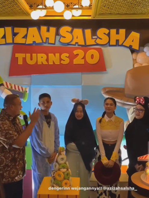 Momen Pesta Ultah ke-20 Azizah Salsha