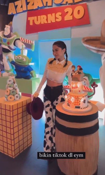Momen Pesta Ultah ke-20 Azizah Salsha