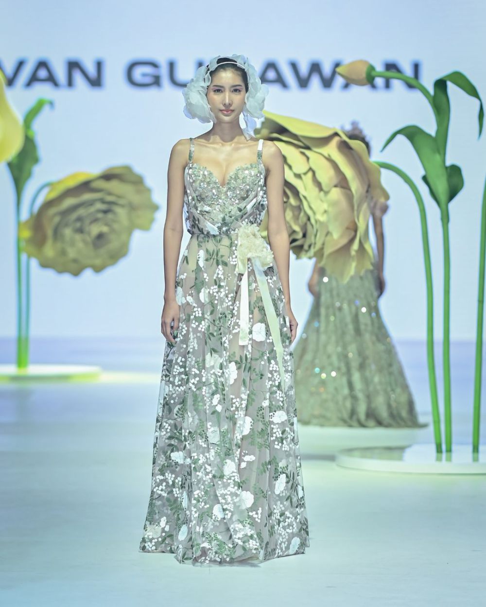 12 Koleksi Ivan Gunawan di Jakarta Fashion Week 2024, Kece!