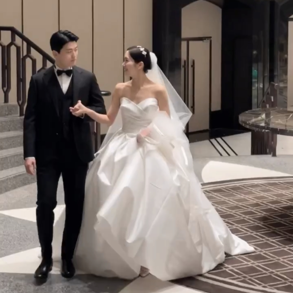 Potret Pernikahan Hong Yoo Kyung, Ada Chorong dan Bomi Apink