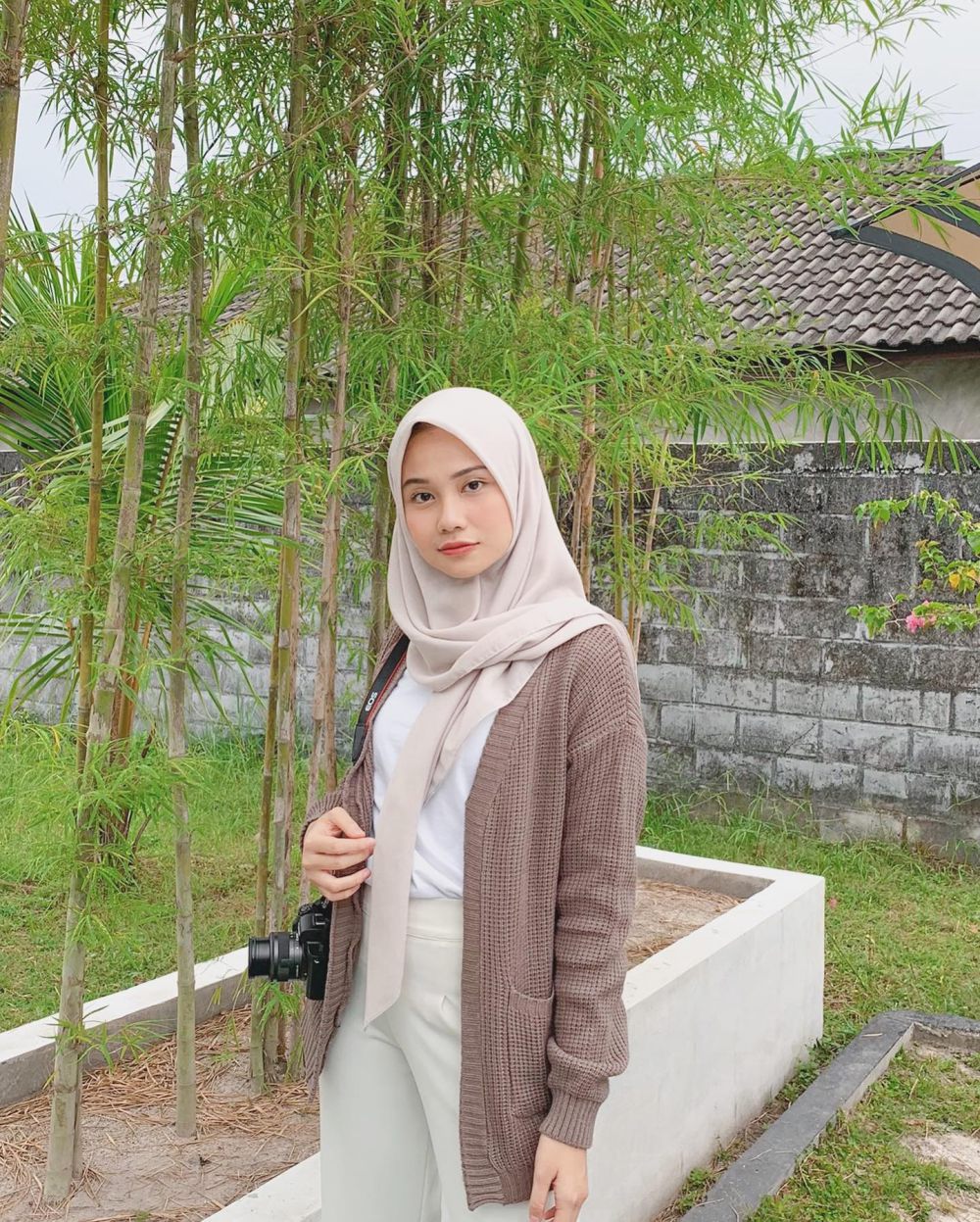 9 Ide Styling Pakai Cardigan Rajut ala Amelia Andani, Modis!