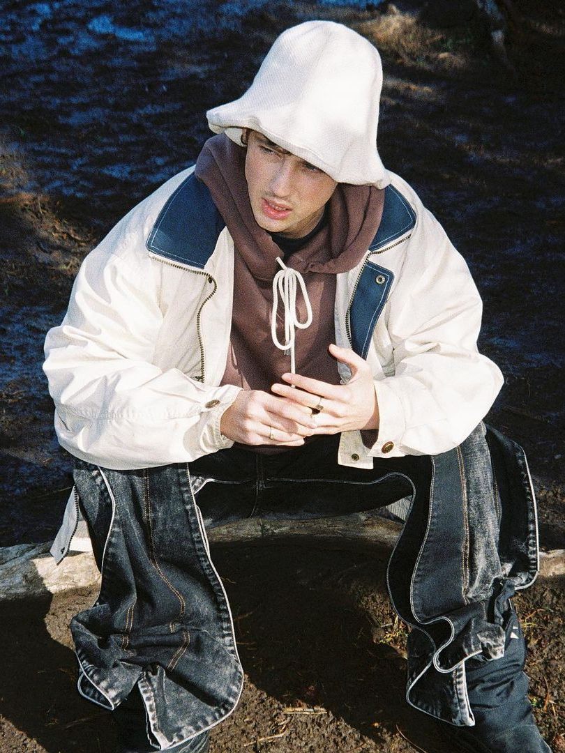 7 Inspirasi Daily Outfit ala Troye Sivan