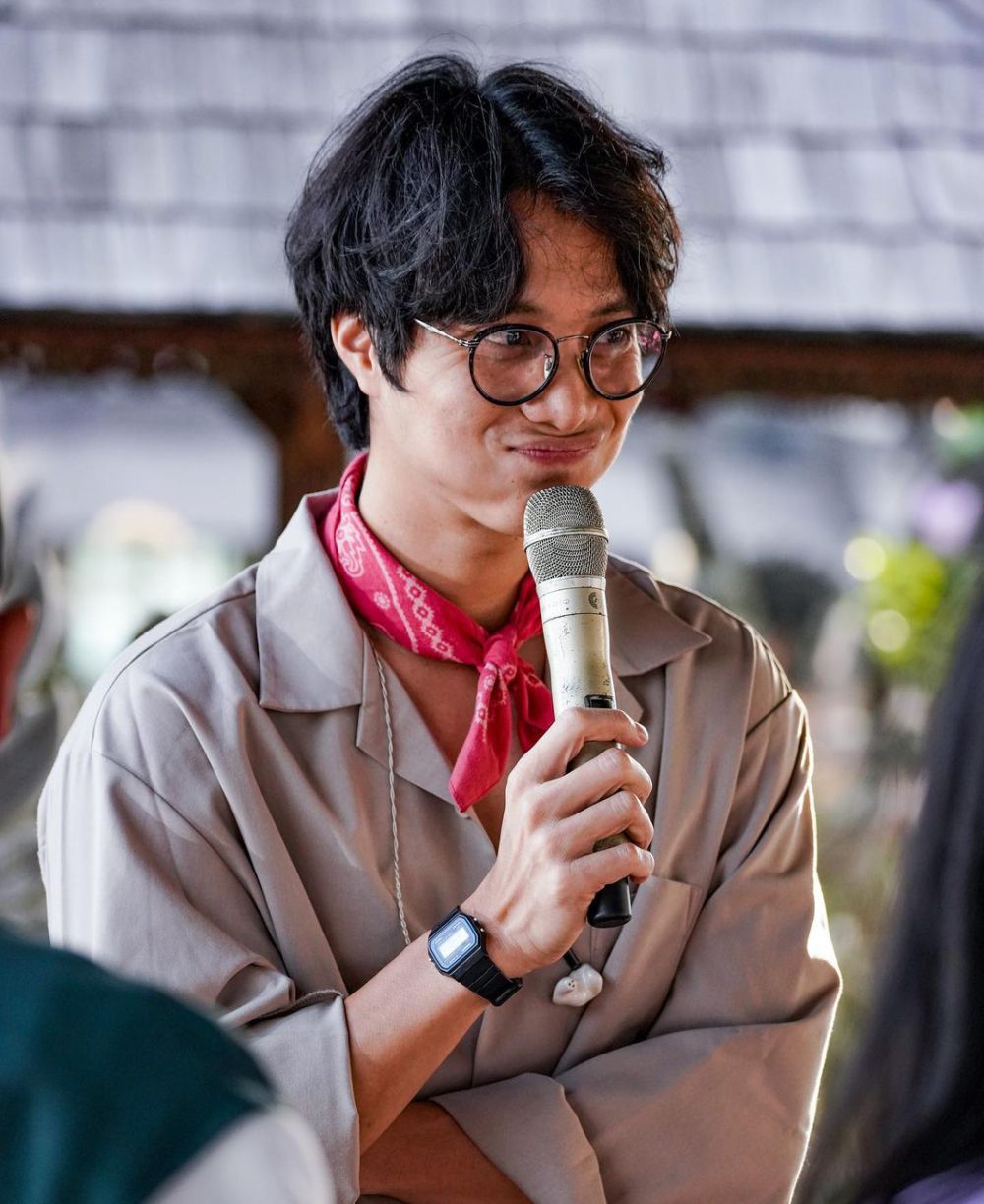 Dikta Pakai Scarf saat Manggung, Pesona Nambah!