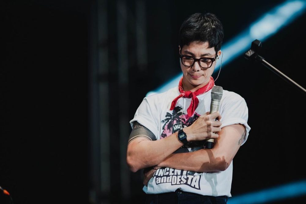 Dikta Pakai Scarf saat Manggung, Pesona Nambah!