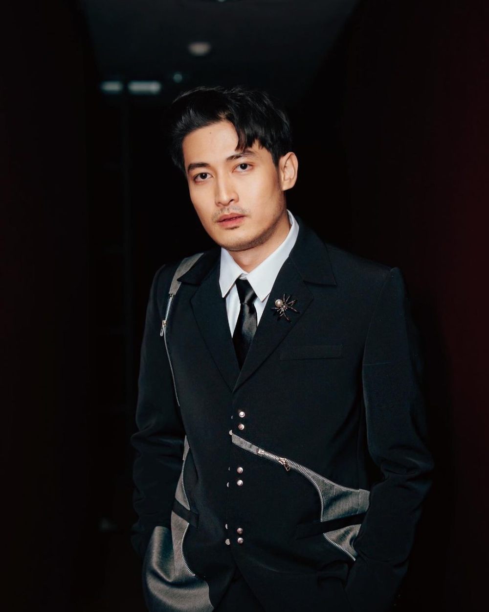 Potret Lutfi Aulia di Gala Premiere Film Saranjana Kota Gaib