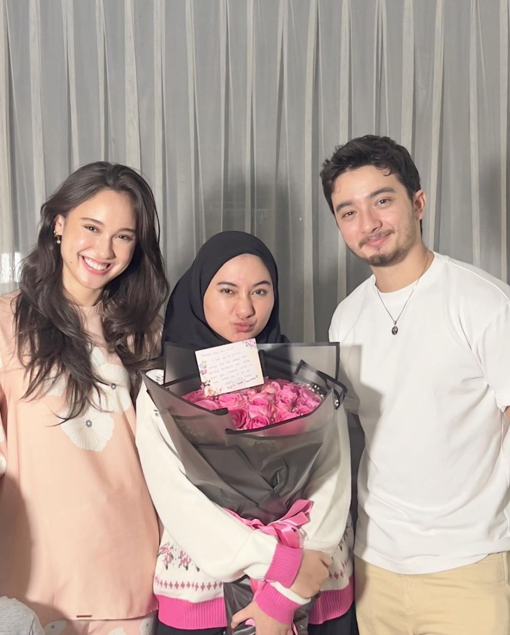 7 Potret Kedekatan Nadzira Shafa dan Pemain Film 172 Days