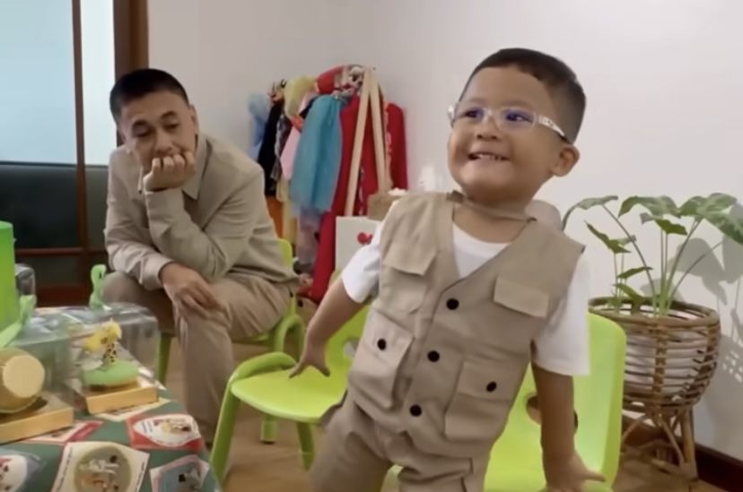 7 Potret Ultah Ke-3 Aksara Anak Raditya Dika, Bertema Zoo