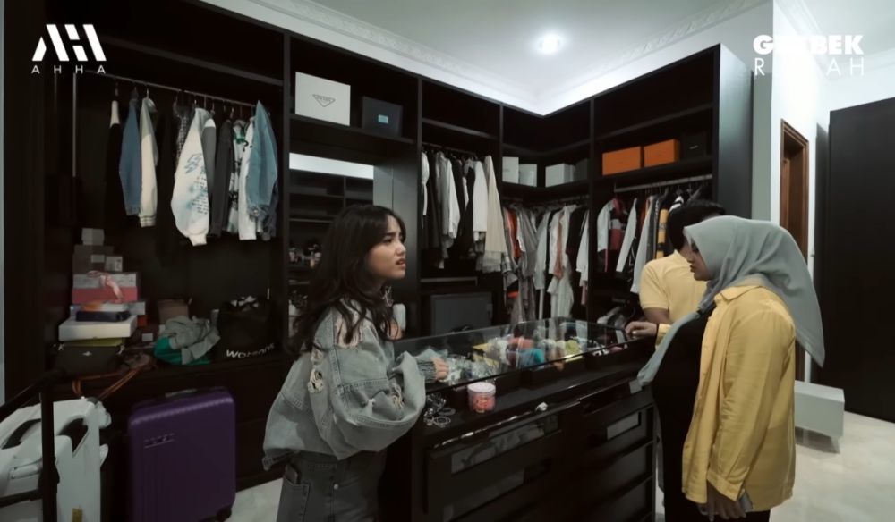 9 Potret Rumah Fuji yang Dilengkapi Perabotan Mewah, Idaman!