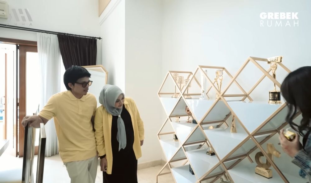 9 Potret Rumah Fuji yang Dilengkapi Perabotan Mewah, Idaman!