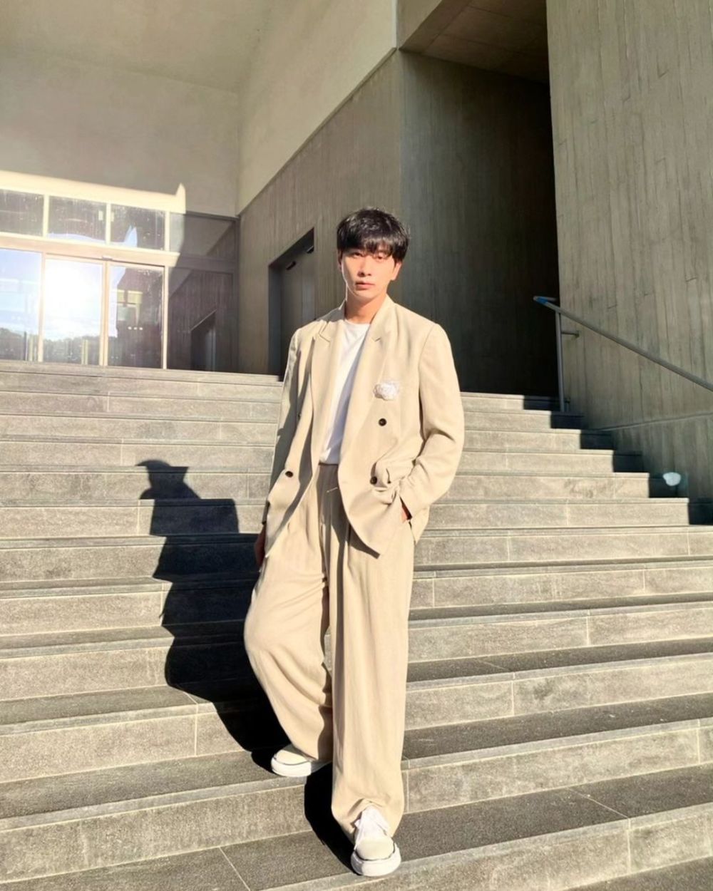 7 Inspirasi Layering Outfit ala Chansung 2PM, Fashionable!