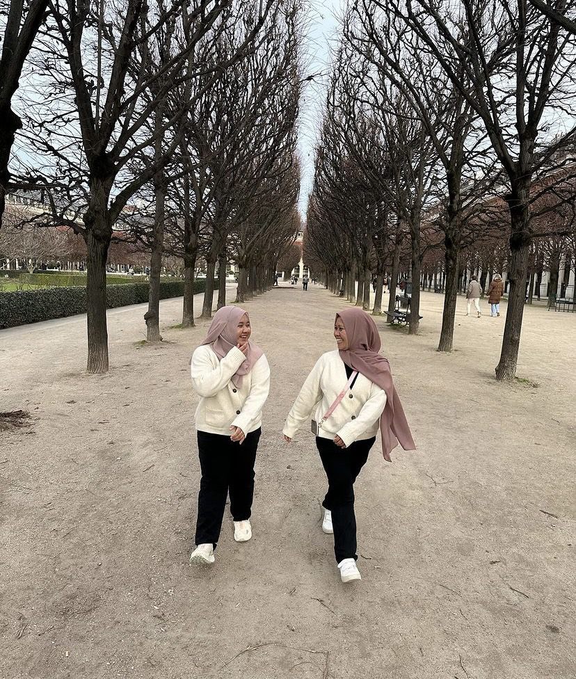 7 Potret Mbak Lala dan Sus Rini di Paris, Kompak Kembaran 7 Potret Mbak Lala dan Sus Rini di Paris, Kompak Kembaran
