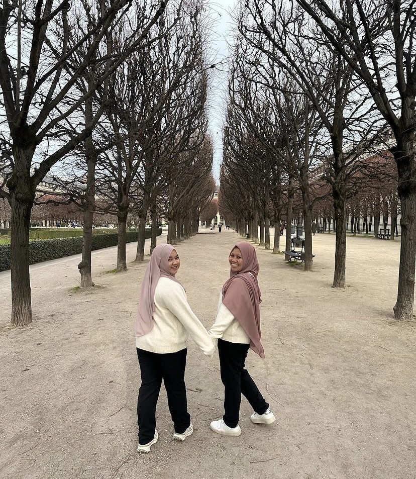 7 Potret Mbak Lala dan Sus Rini di Paris, Kompak Kembaran 7 Potret Mbak Lala dan Sus Rini di Paris, Kompak Kembaran