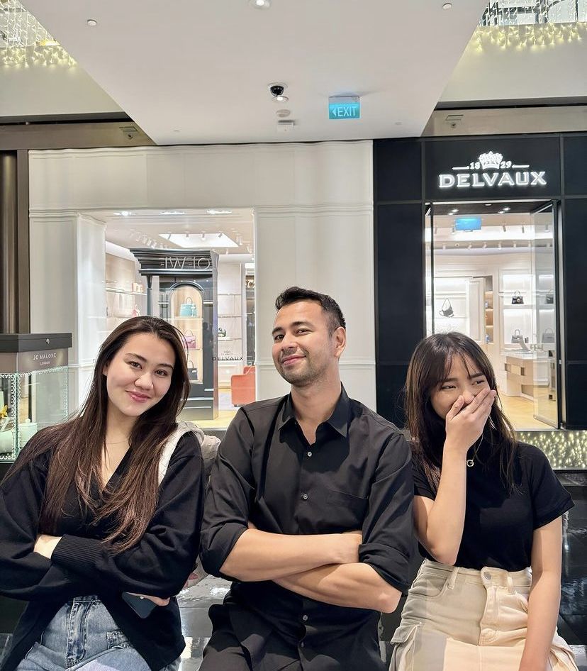 7 Potret Fuji dan Aaliyah Ketemu di Singapura, Foto Bareng! 7 Potret Fuji dan Aaliyah Ketemu di Singapura, Foto Bareng!