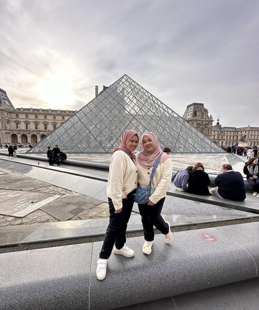 7 Potret Mbak Lala dan Sus Rini di Paris, Kompak Kembaran 7 Potret Mbak Lala dan Sus Rini di Paris, Kompak Kembaran