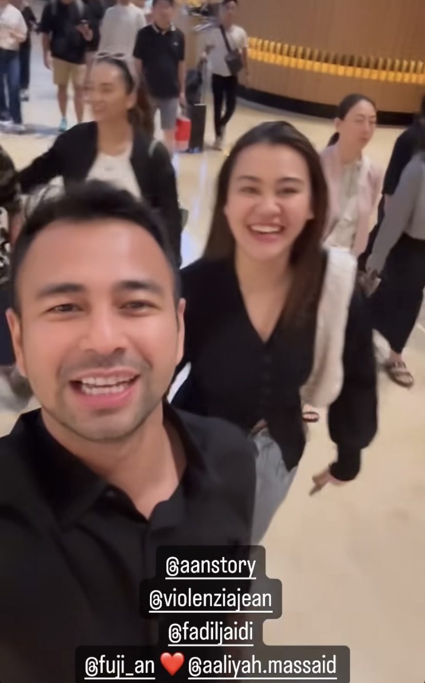 7 Potret Fuji dan Aaliyah Ketemu di Singapura, Foto Bareng! 7 Potret Fuji dan Aaliyah Ketemu di Singapura, Foto Bareng!