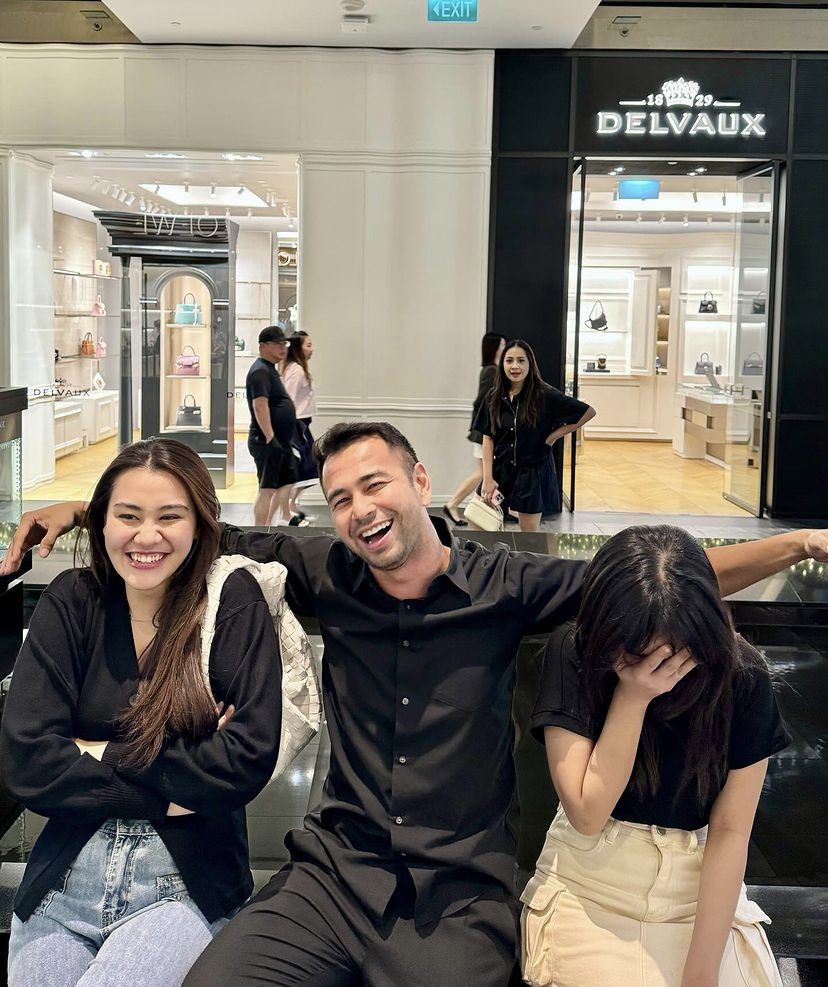 7 Potret Fuji dan Aaliyah Ketemu di Singapura, Foto Bareng! 7 Potret Fuji dan Aaliyah Ketemu di Singapura, Foto Bareng!