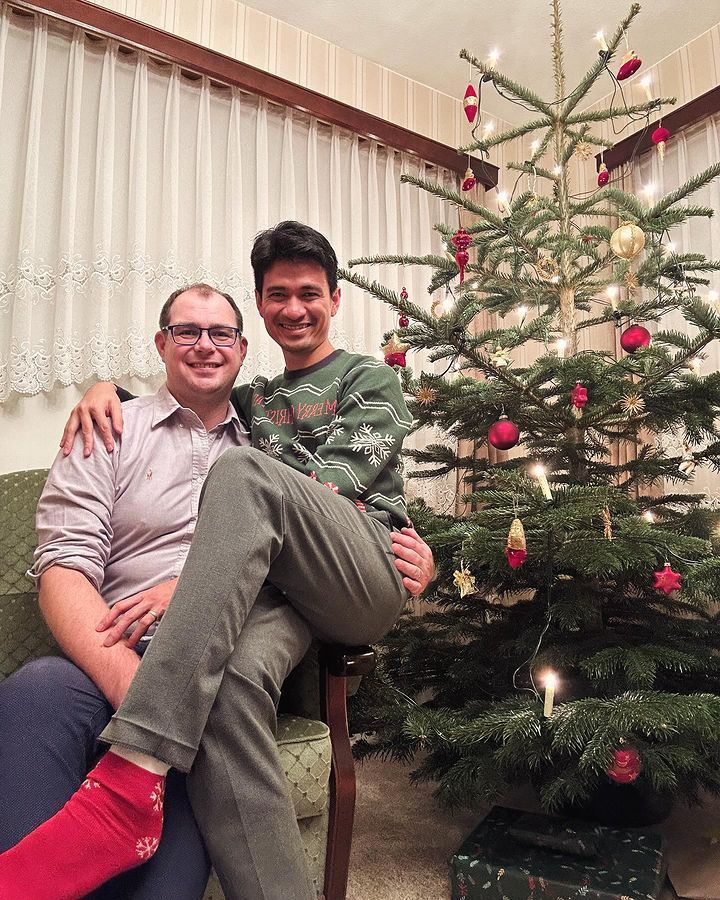 Momen Perayaan Natal 2023 Ragil Mahardika dan Suami Bulenya