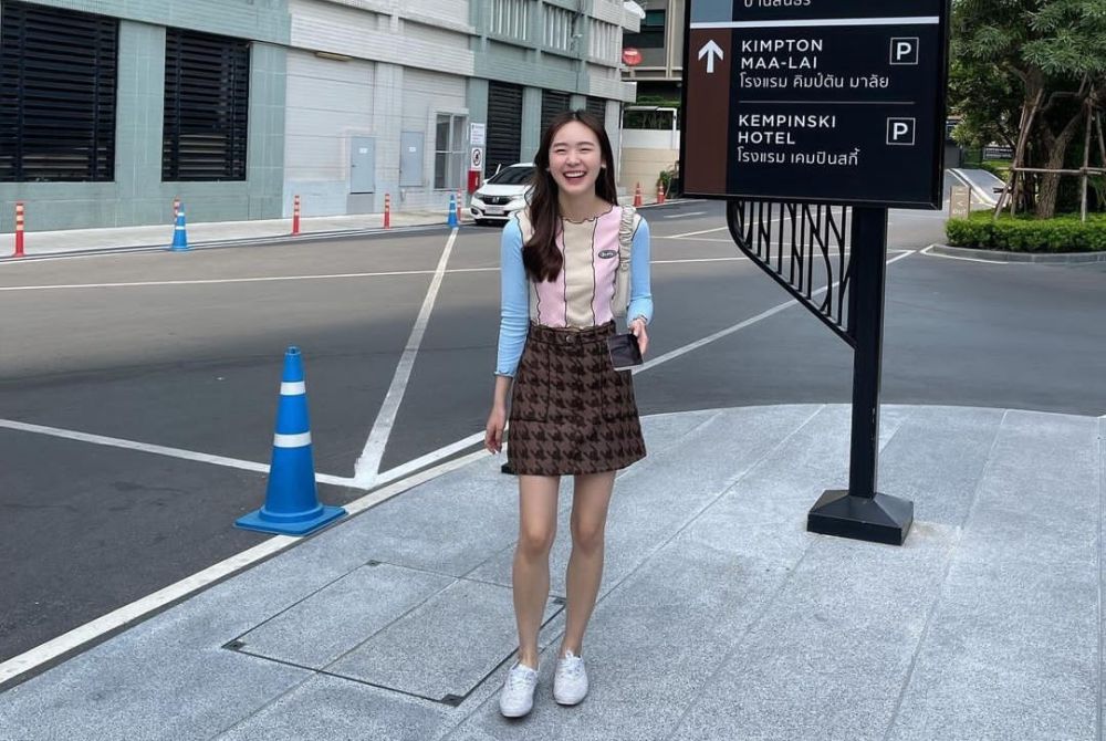 8 Referensi OOTD Pakai Pencil Skirt ala June Wanwimol