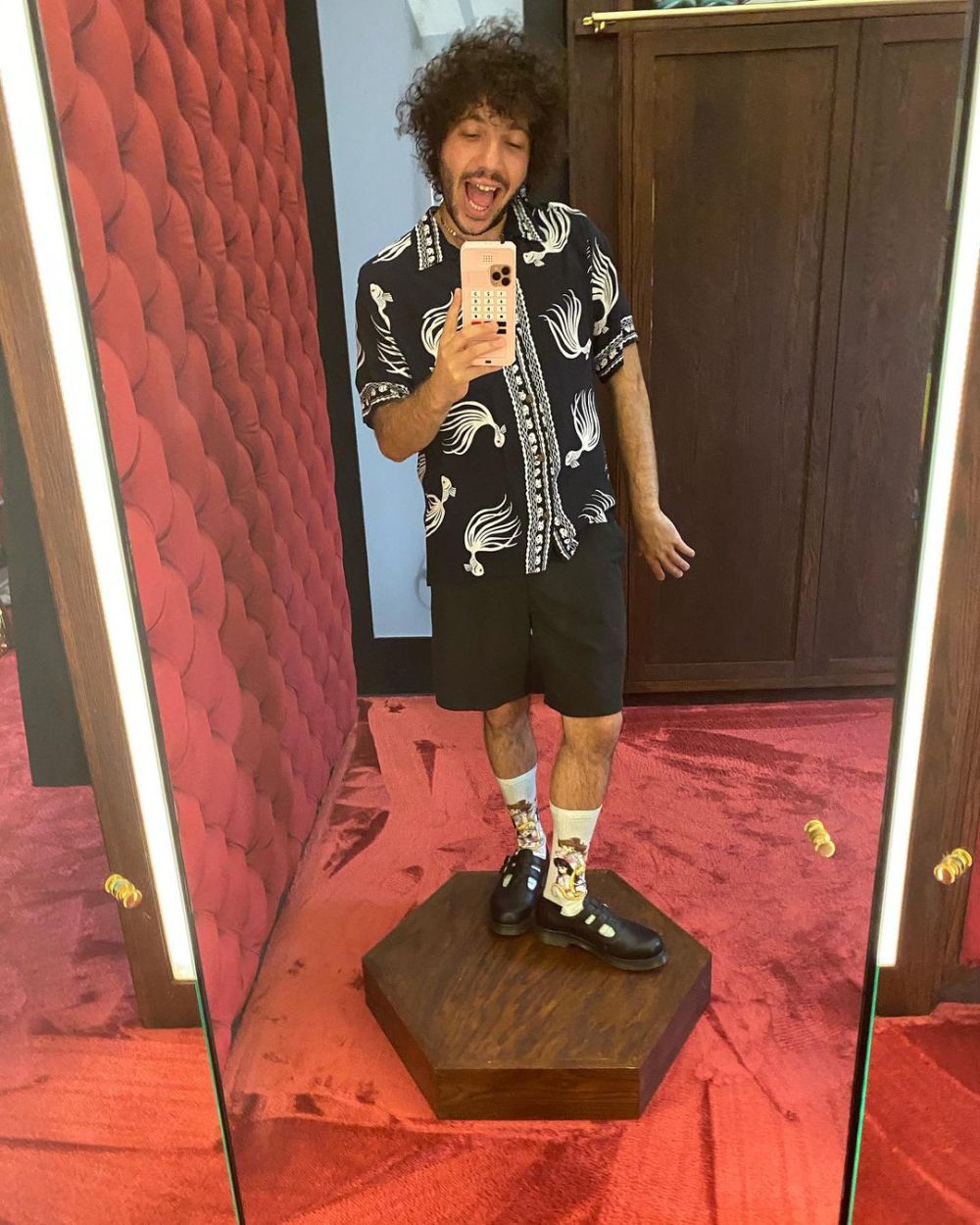 10 Ide Gaya Outfit Colorful ala Benny Blanco, Nyentrik Abis!