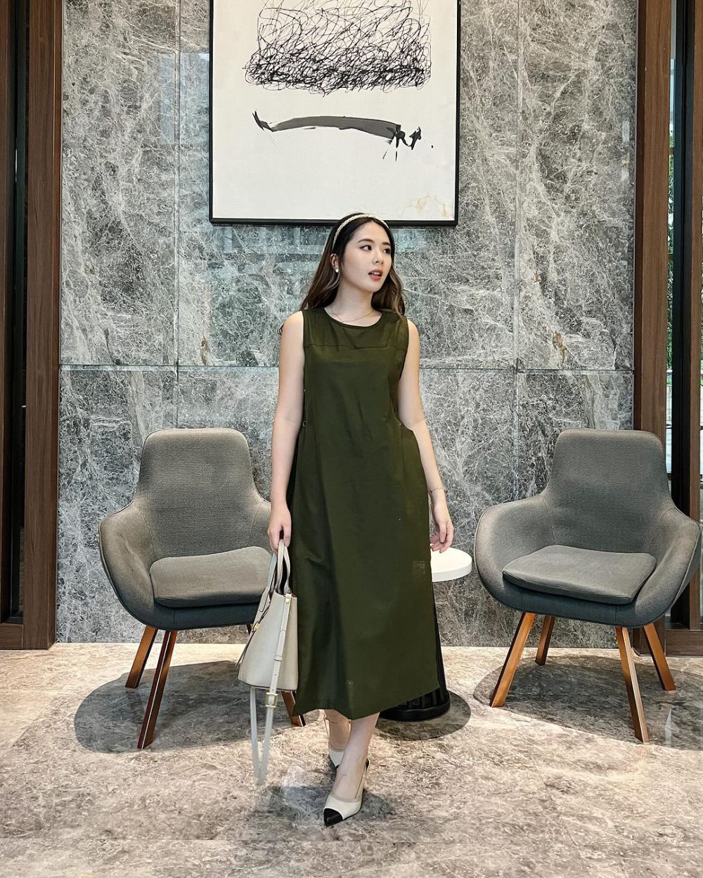 9 Ide Styling Outfit Feminin ala Jennifer Christie, Dress