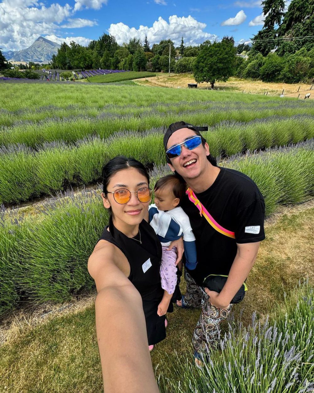 7 Potret Keluarga Adipati Dolken Liburan ke Selandia Baru