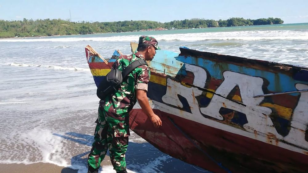 Ada Wisatawan Lagi yang Disapu Ombak Pantai Selatan Ada Wisatawan Lagi yang Disapu Ombak Pantai Selatan