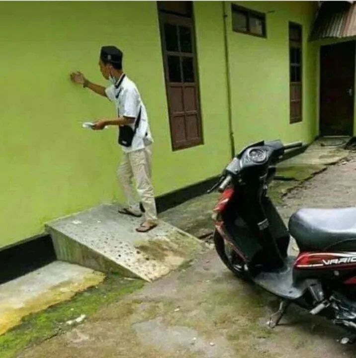 Meme Lucu Kurir Antar Paket