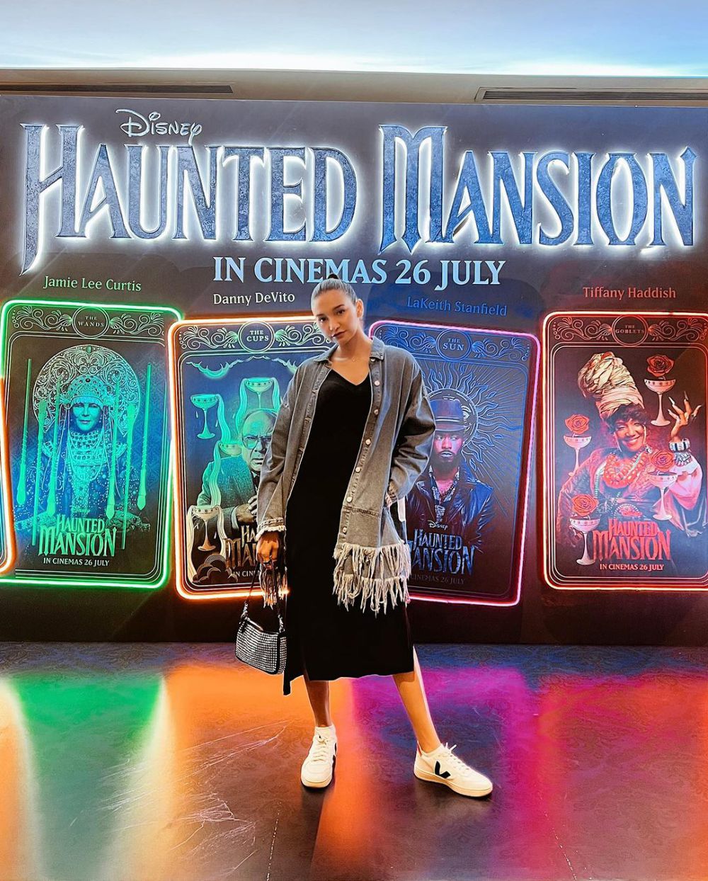 9 Mix and Match Outfit Hitam ala Gesya Shandy, Standout!