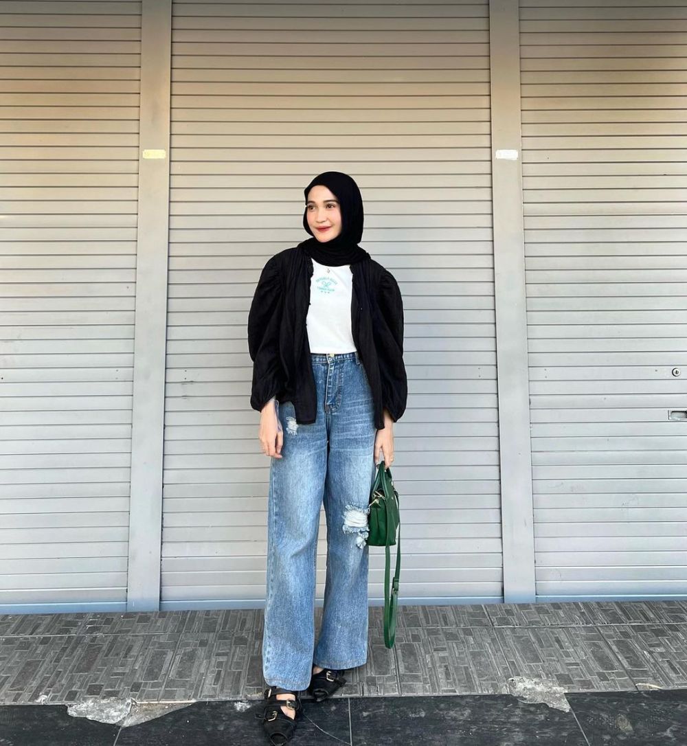 9 Inspirasi Styling dengan Outer ala Indah Sundari