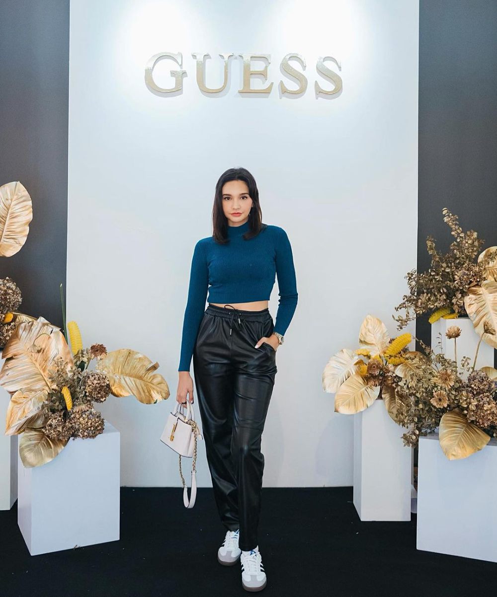 9 Mix and Match Outfit Hitam ala Gesya Shandy, Standout!