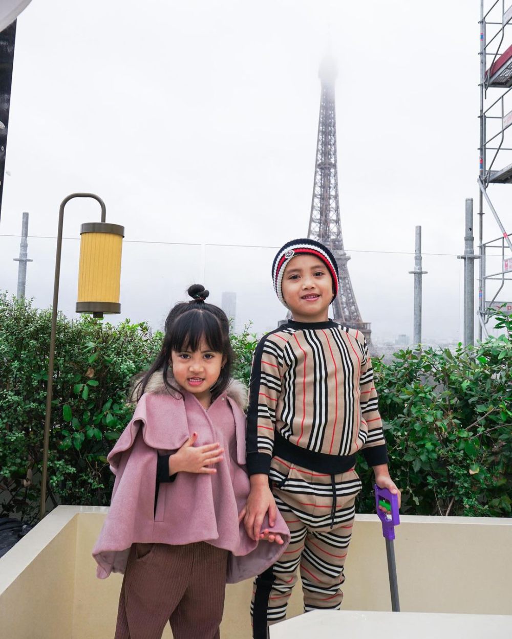 11 Penampilan Xabiru dan Chava selama Liburan di Eropa